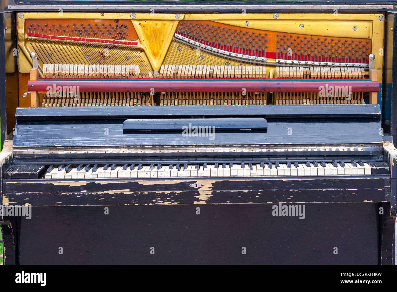 Ancient piano hi-res stock photography and images - Alamy