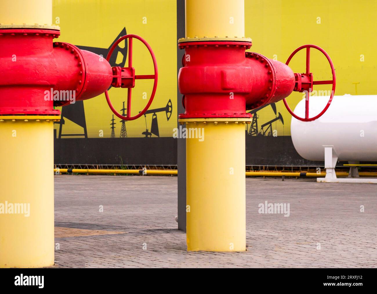 Yellow gas pipeline valves hi-res stock photography and images - Alamy