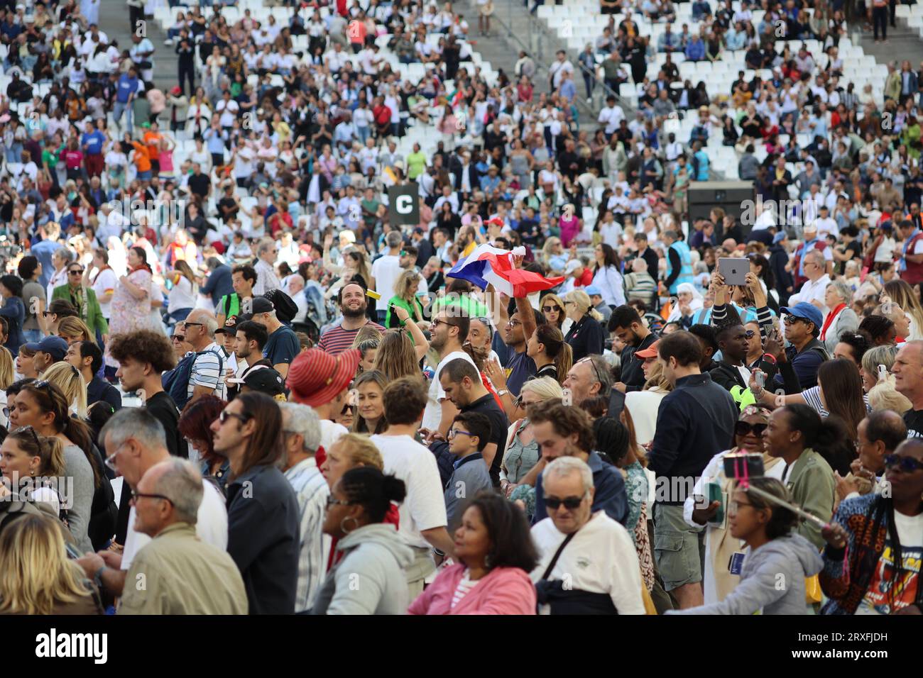Popes arrival hi-res stock photography and images - Alamy