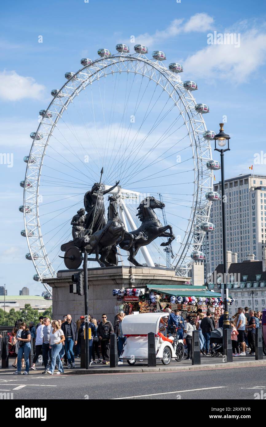 London, UK. 25 September 2023. UK Weather : People in the sunshine on ...