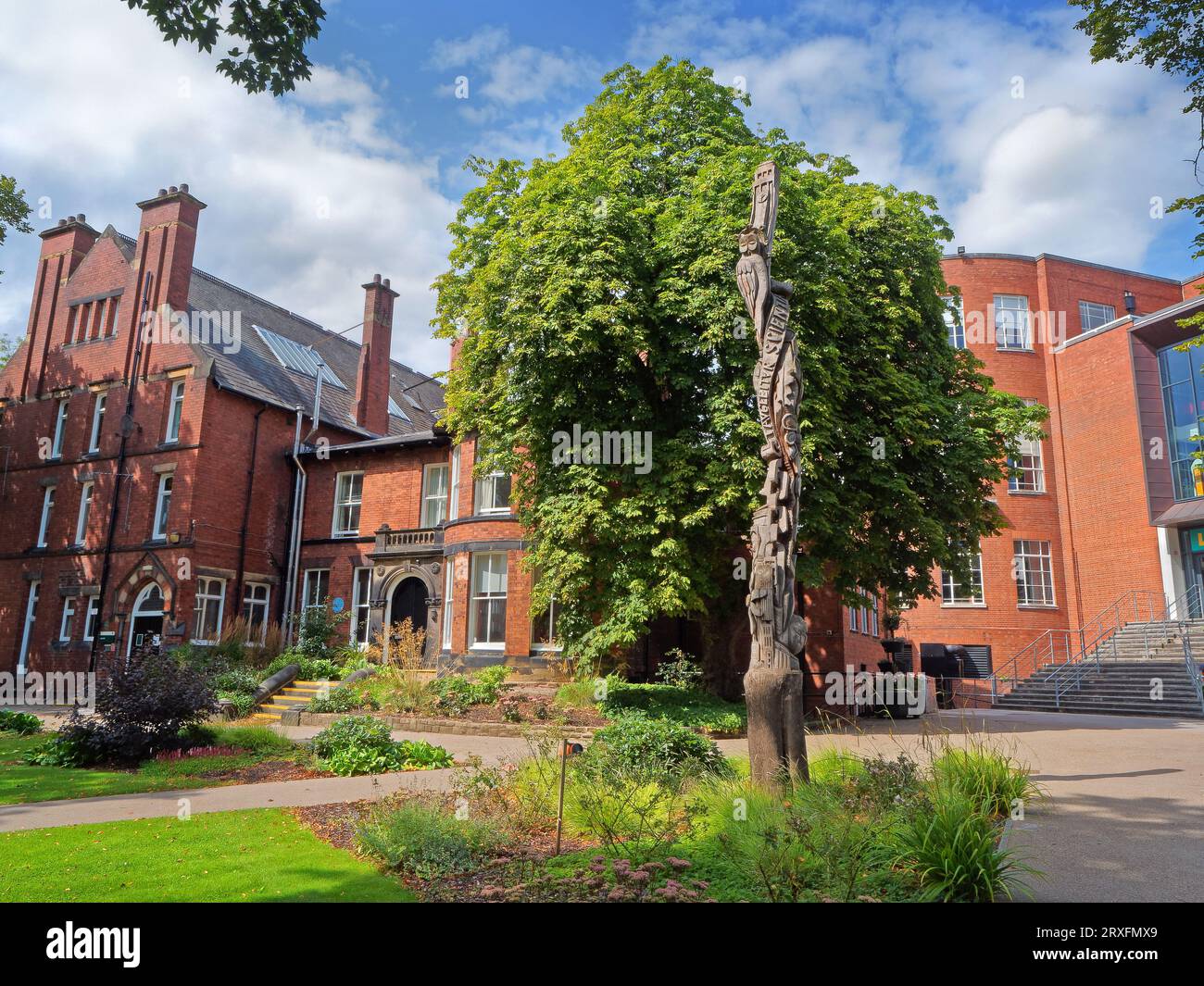 Tree carving hi-res stock photography and images - Alamy