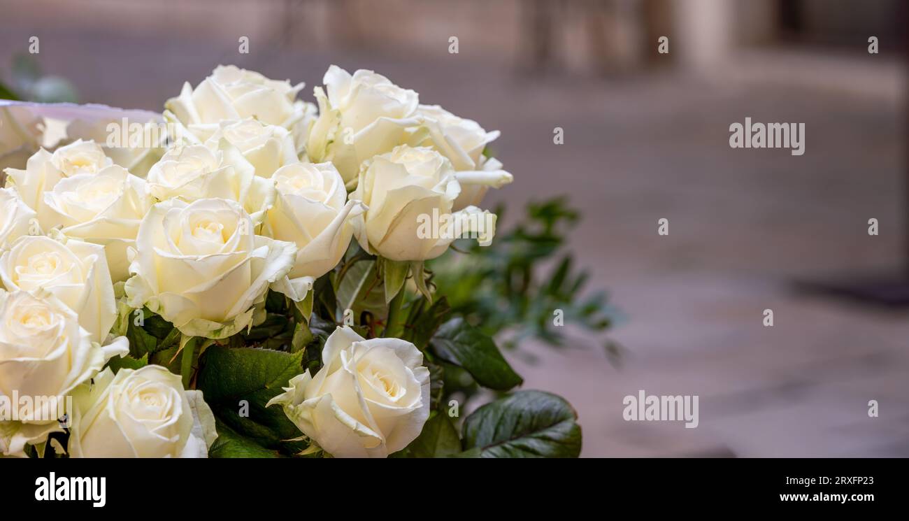 White roses bouquet hi-res stock photography and images - Alamy