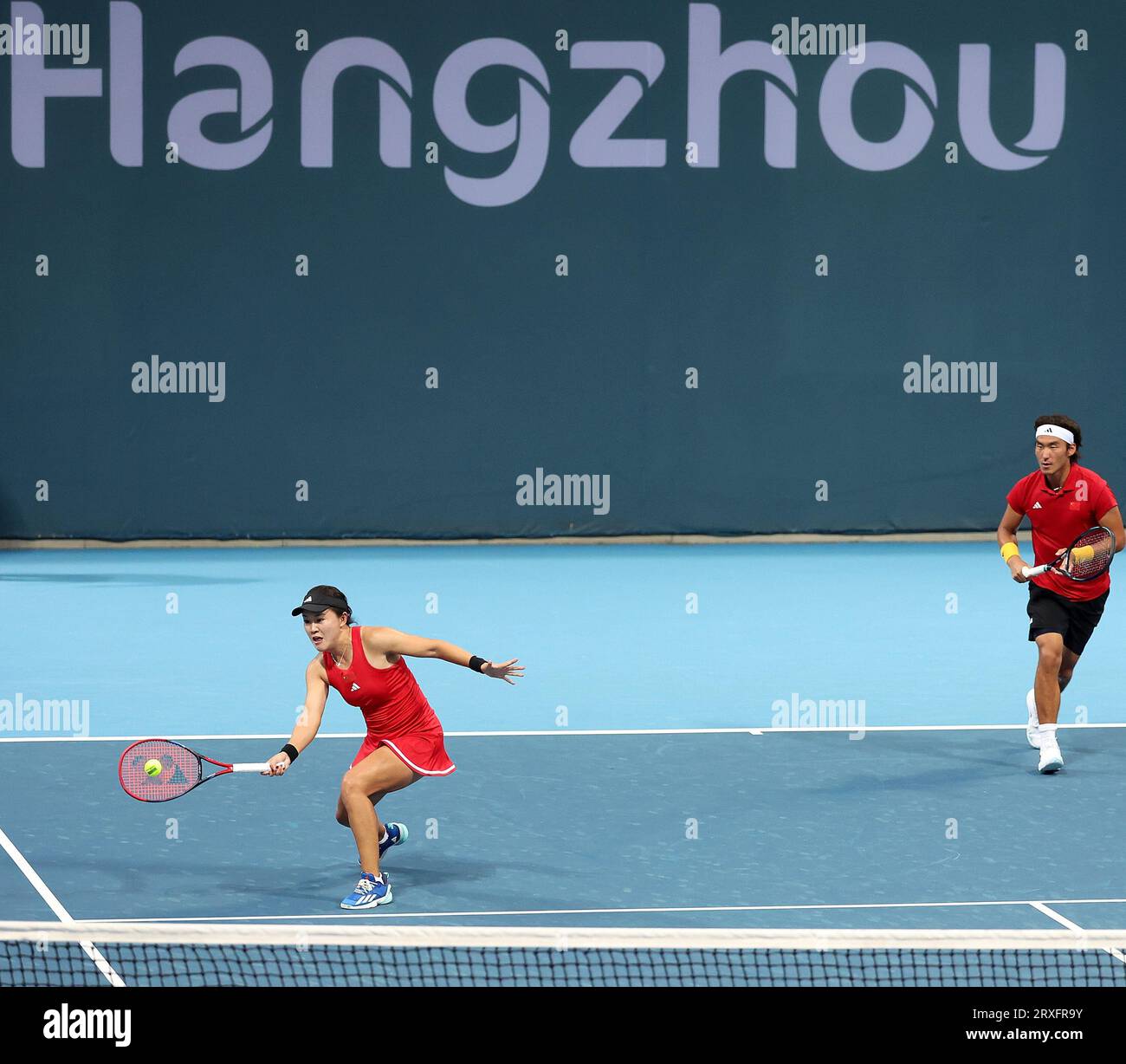 Hangzhou, China's Zhejiang Province. 25th Sep, 2023. Bu Yunchaokete/Zhu Lin (L) of China compete ...
