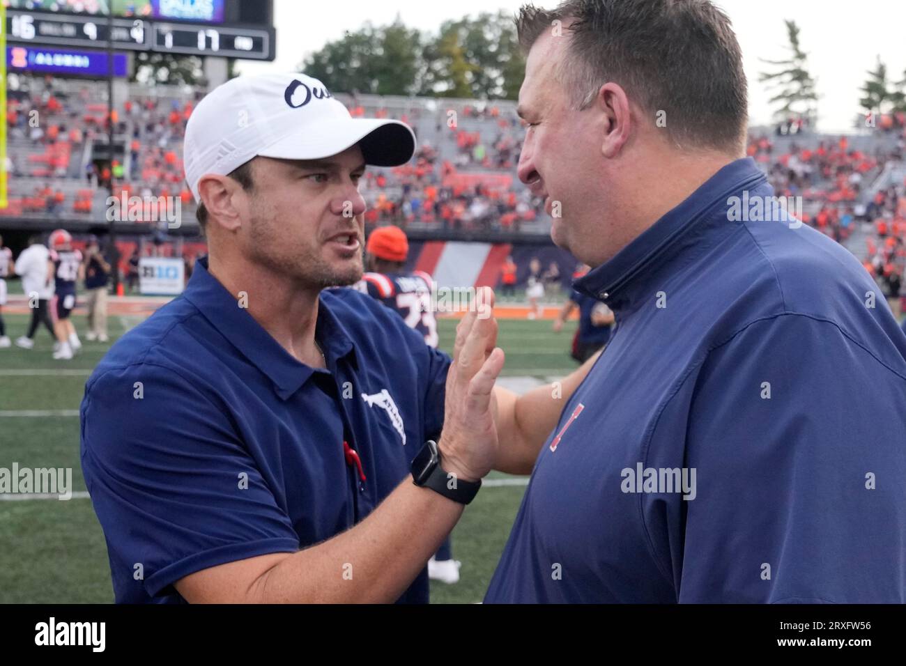 Florida Atlantic head coach Tom Herman, left, talks with Illinois head ...