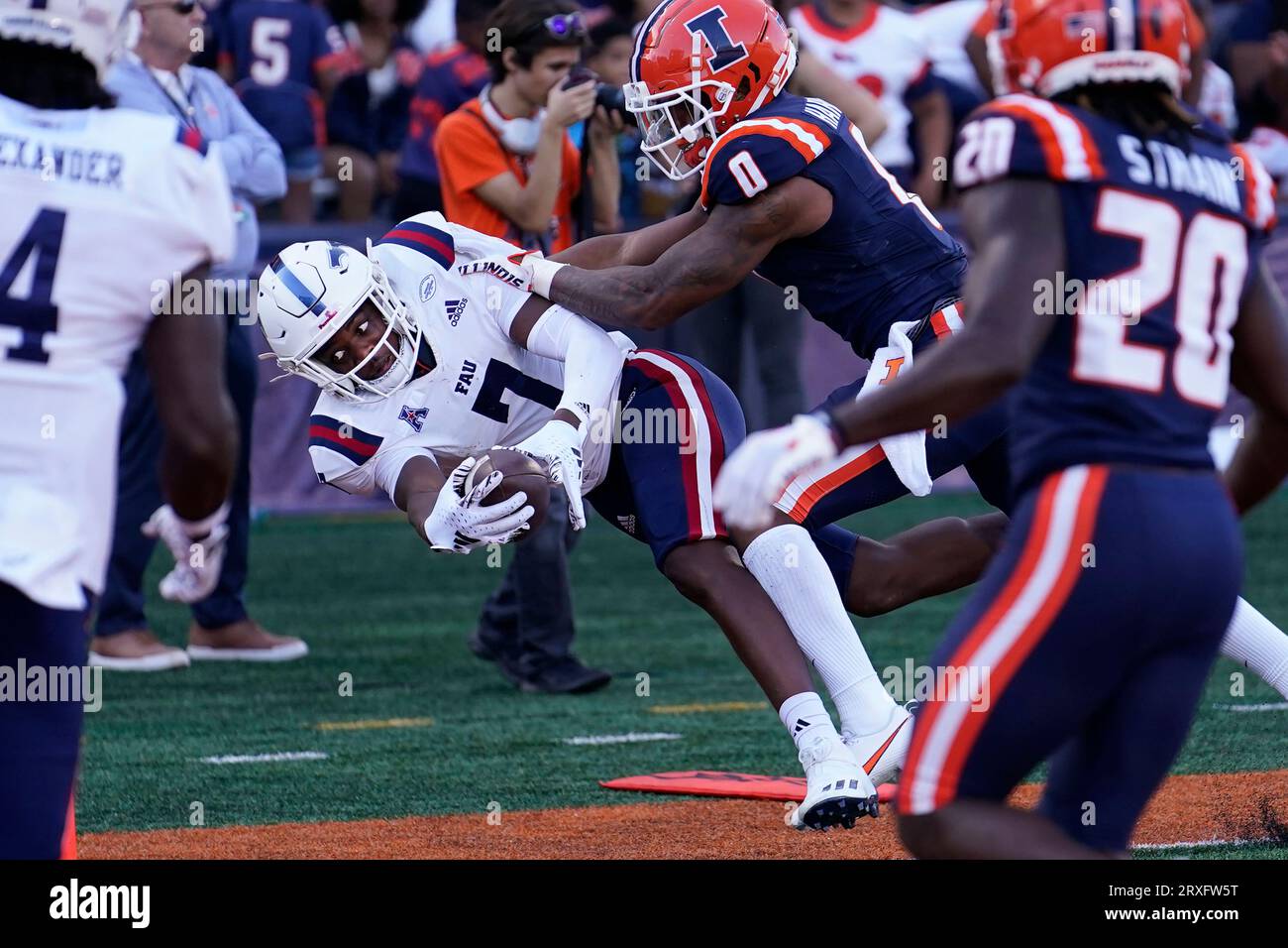 Florida Atlantic wide receiver Devin Price reaches for the end zone ...