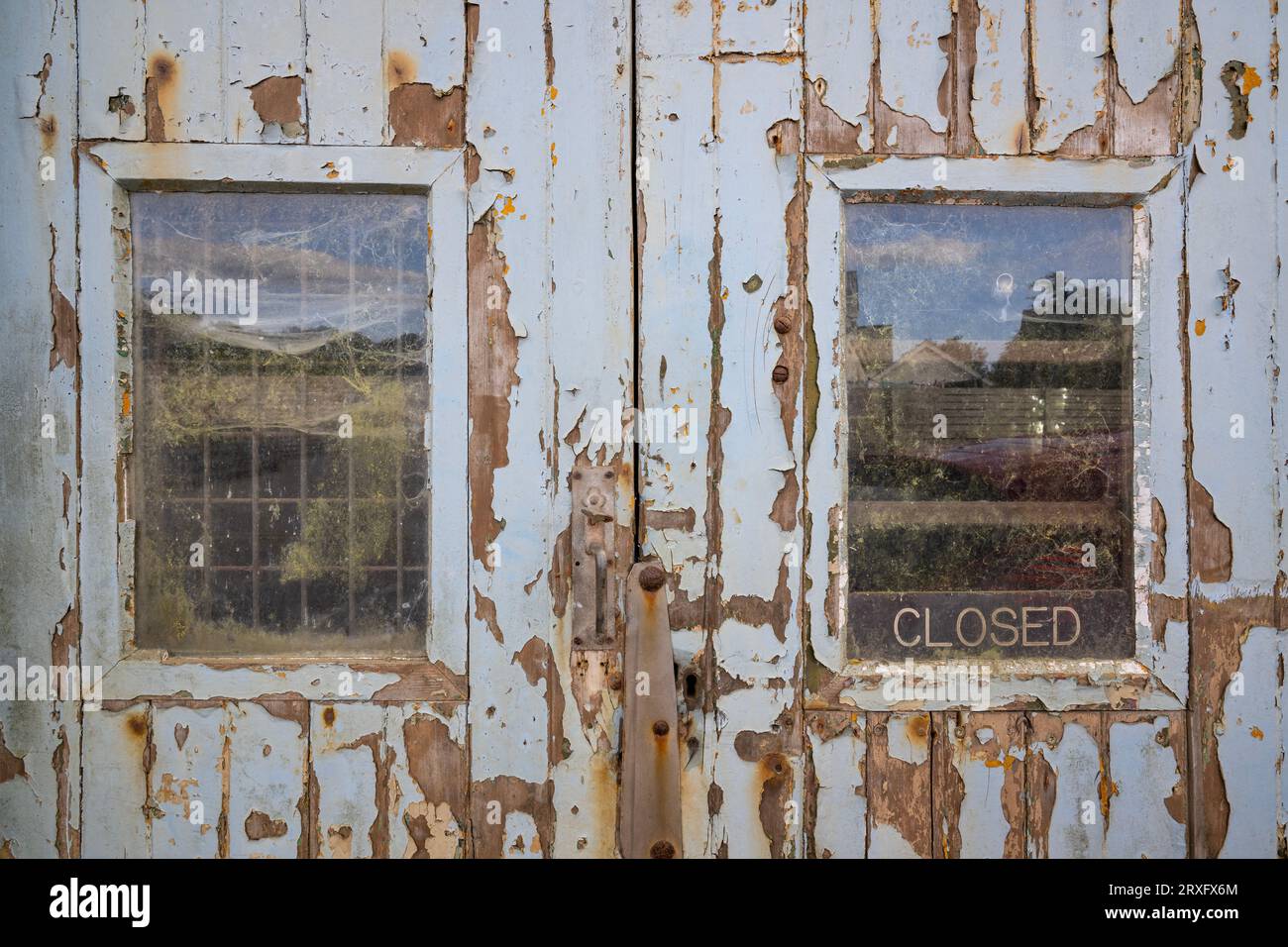 GARAGE OLD VINTAGE WEATHERED DISTRESSED GARAGE WITH OLD PRESS DOORBELL ...