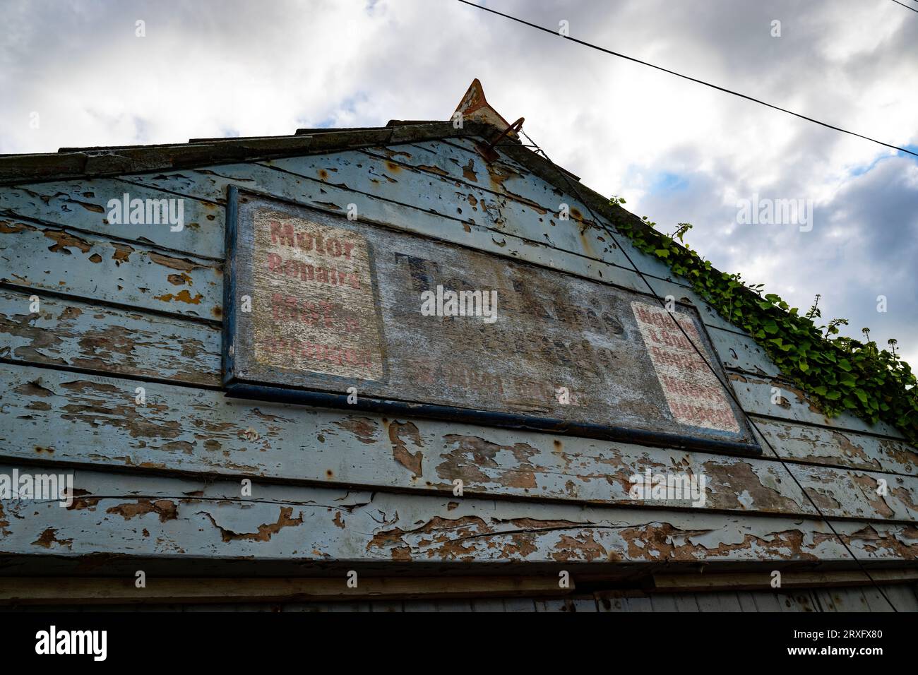 GARAGE OLD VINTAGE WEATHERED DISTRESSED GARAGE WITH OLD PRESS DOORBELL ...