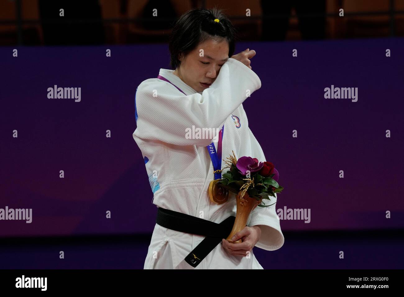 Gold medalist Taiwan's Lien Chen-Ling cries on the podium at the award ...