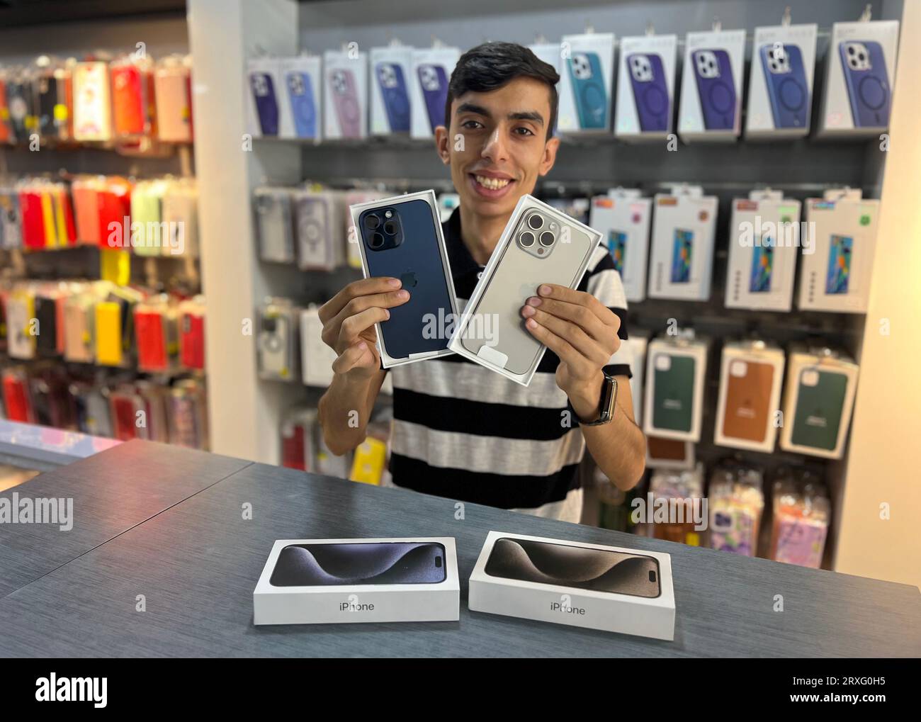 Iphone 15 pro max hi-res stock photography and images - Alamy