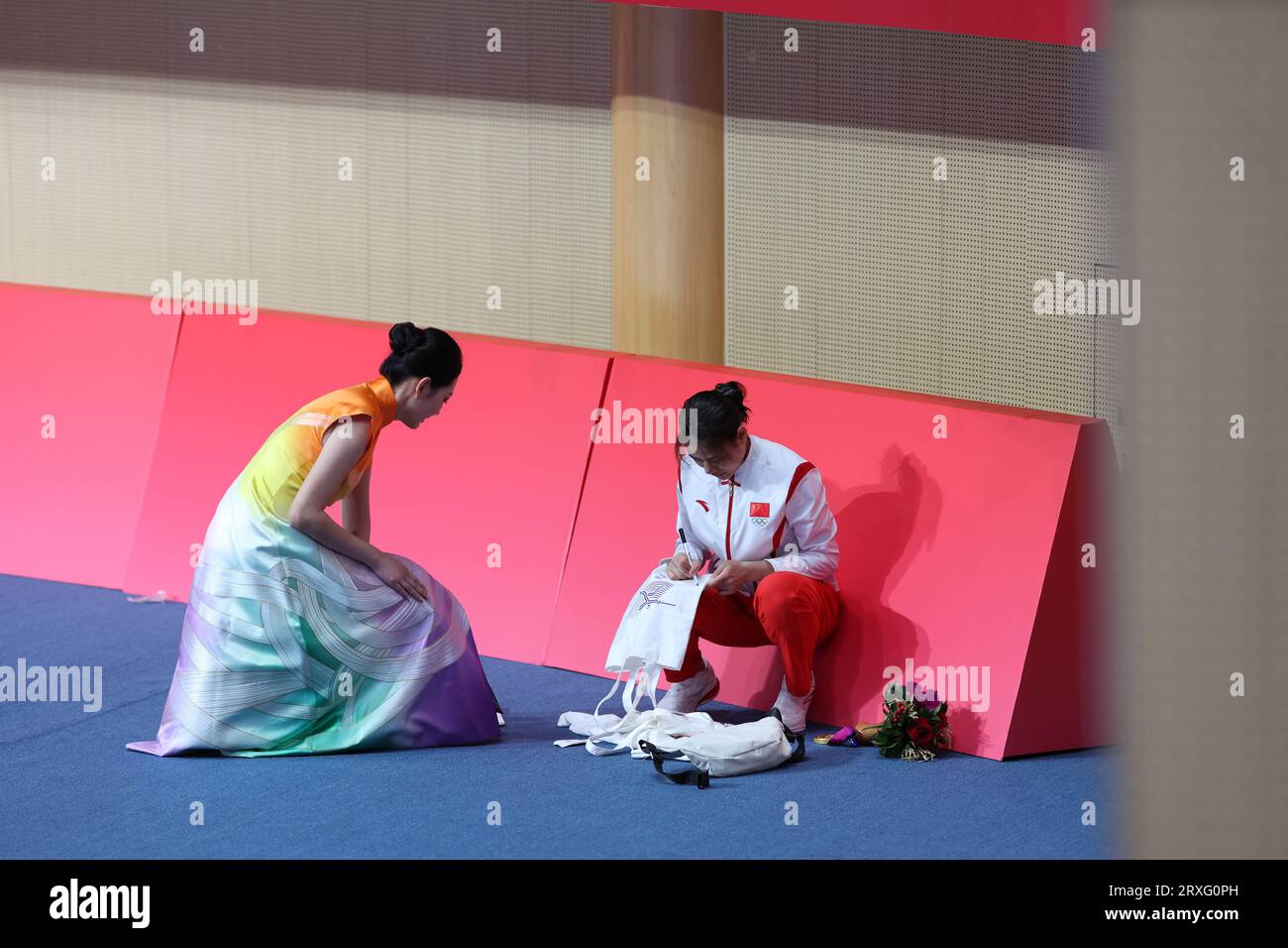 Hangzhou, China's Zhejiang Province. 25th Sep, 2023. Huang Qianqian (R ...