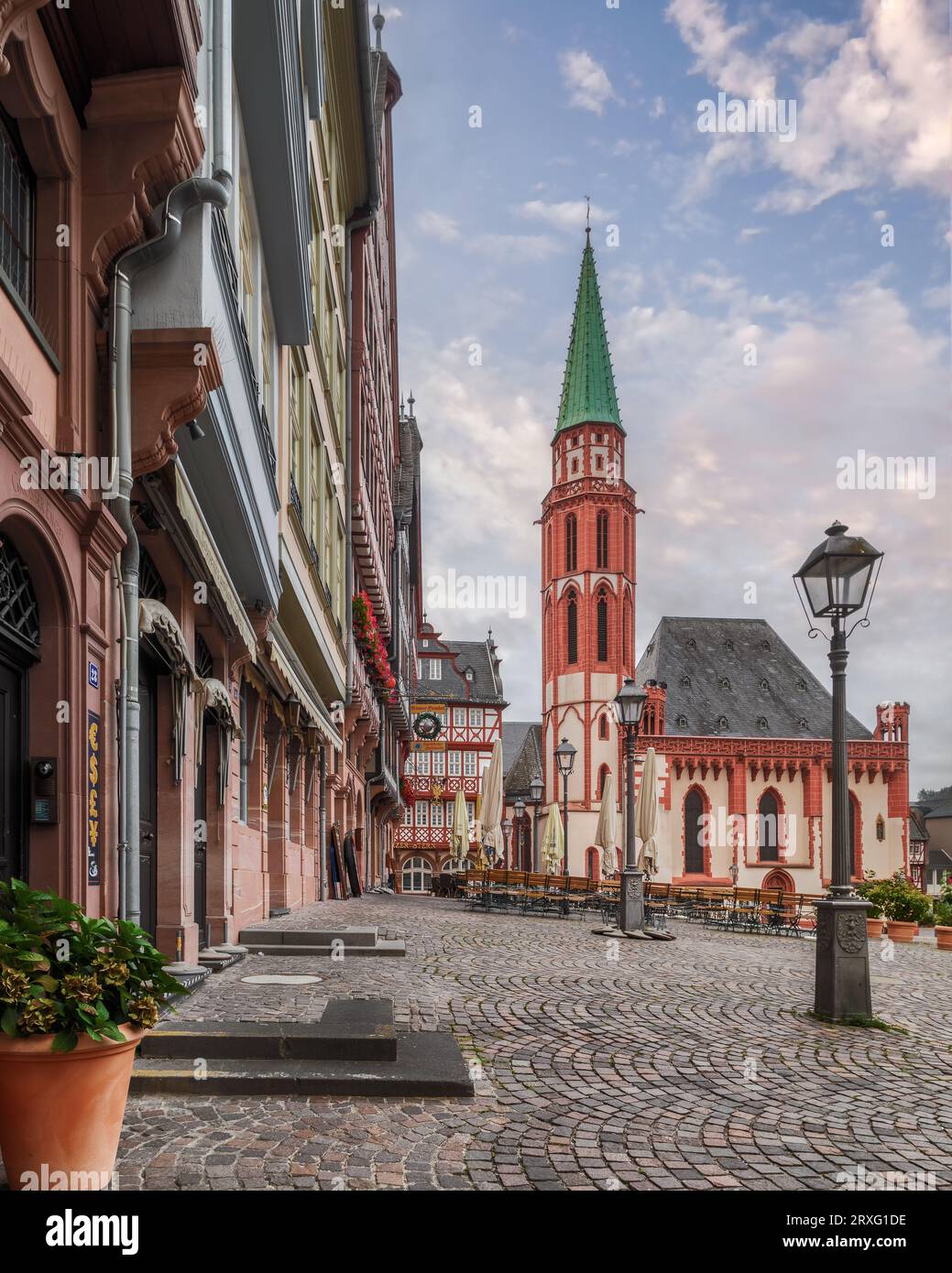 Beautiful half-timbered buildings at the Market Square in Frankfurt ...