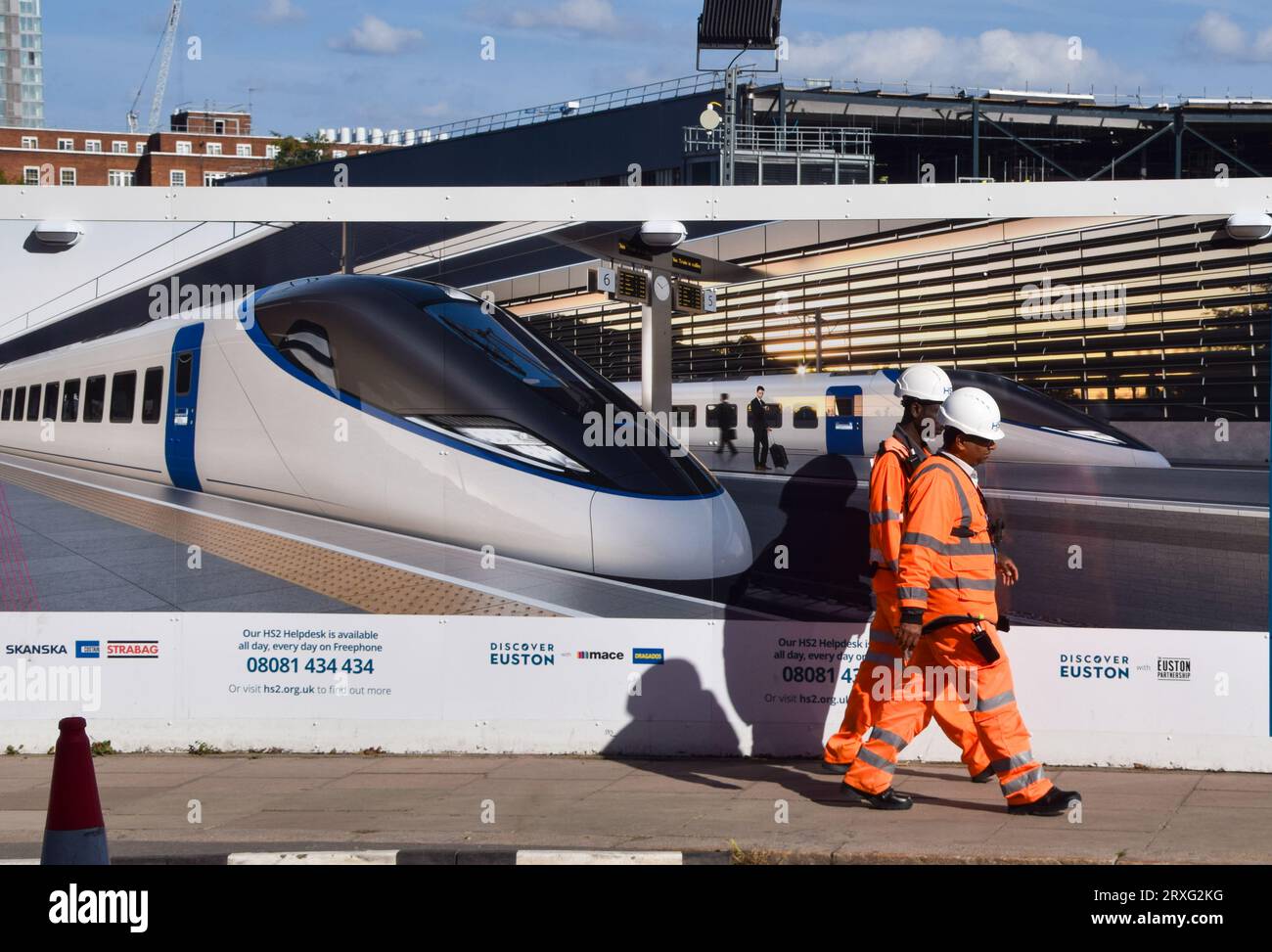 London, England, UK. 25th Sep, 2023. Workers walk past the HS2 ...