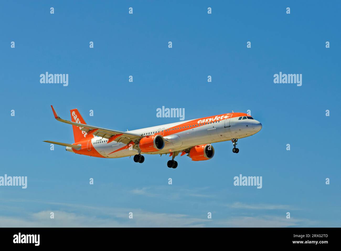 Aircraft on final approach hi-res stock photography and images - Alamy