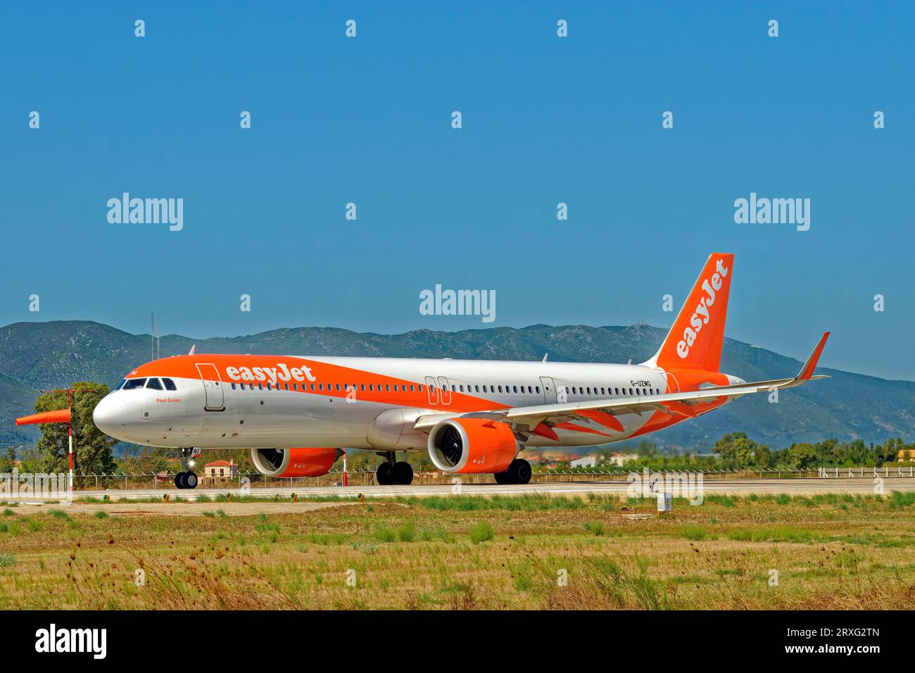 Easyjet airbus a321 g uzmg aircraft hi-res stock photography and images ...