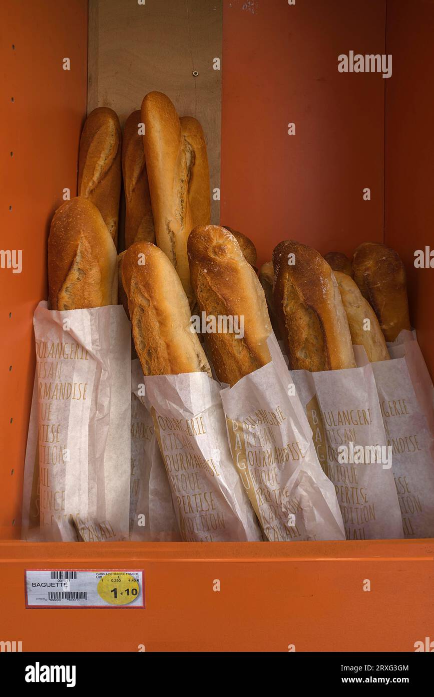 Paris baguette bakery hi-res stock photography and images - Alamy