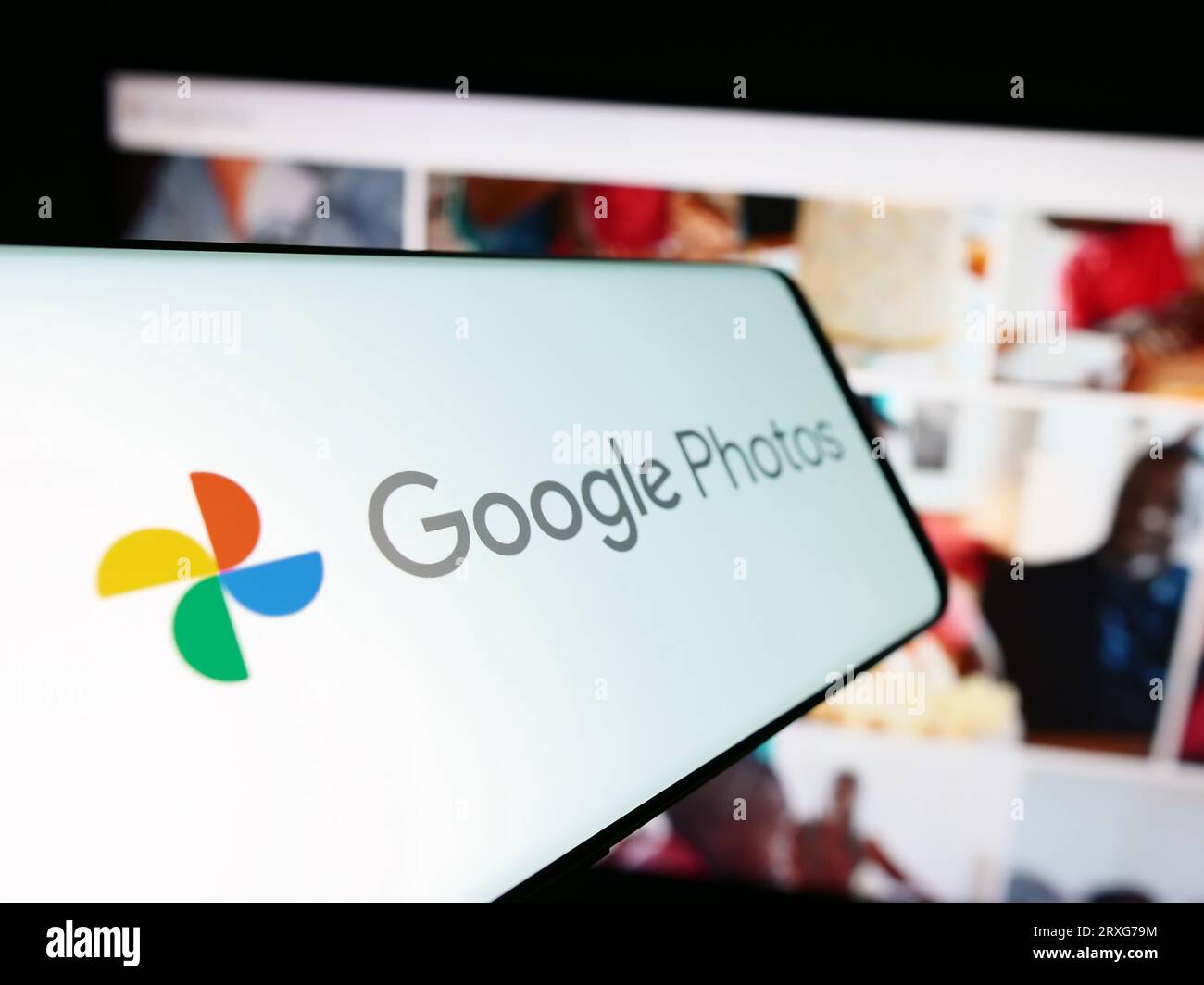 Cellphone with logo of image storage platform Google Photos on screen ...