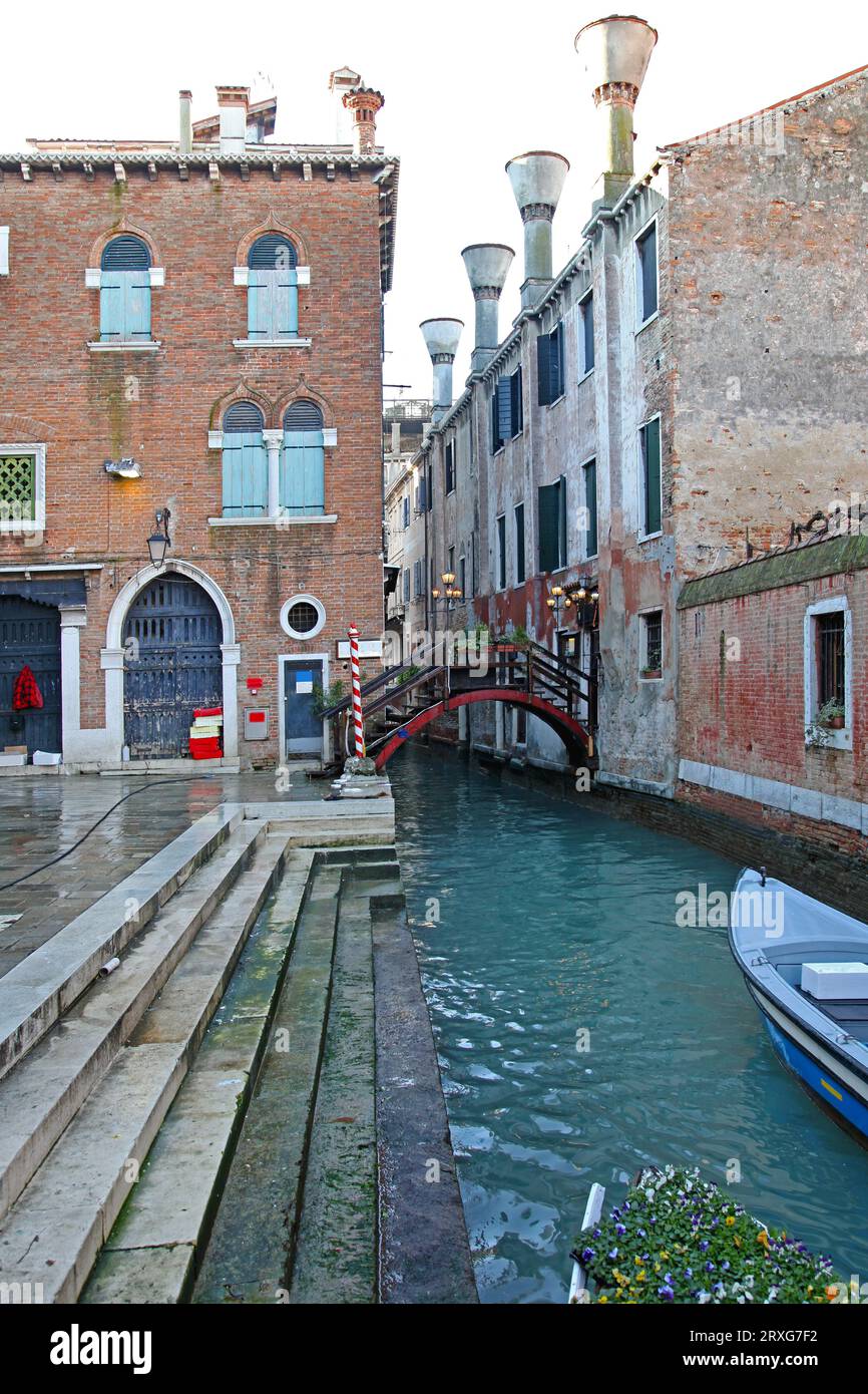 Small wooden bridge over canal hi-res stock photography and images - Alamy
