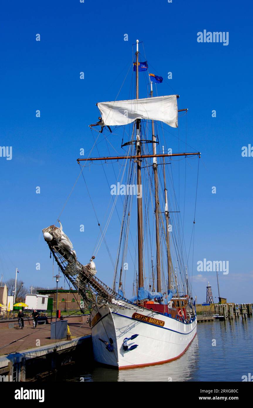 Loading sailing hi-res stock photography and images - Alamy
