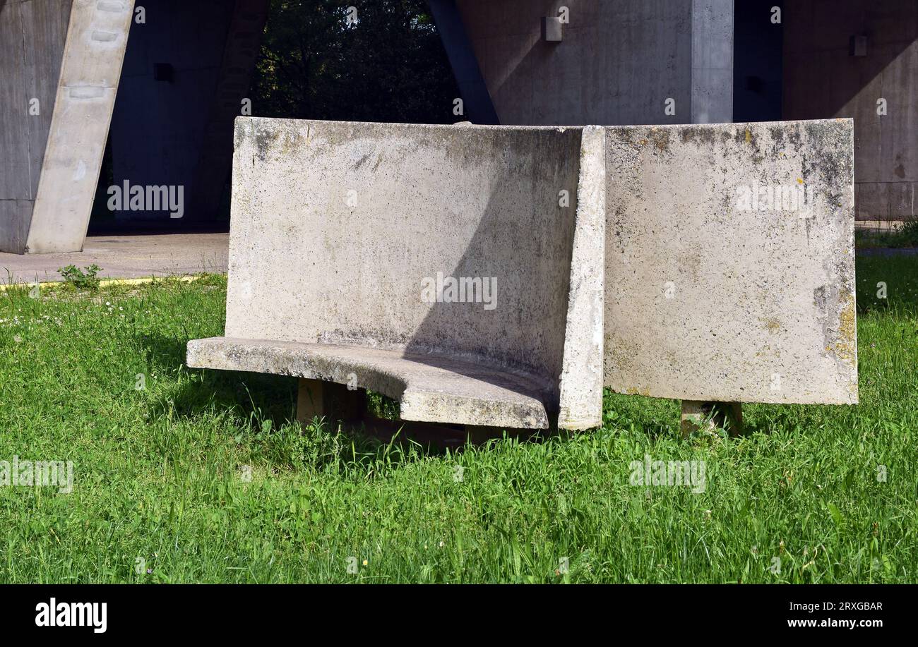 Back to back concrete benches hi-res stock photography and images - Alamy