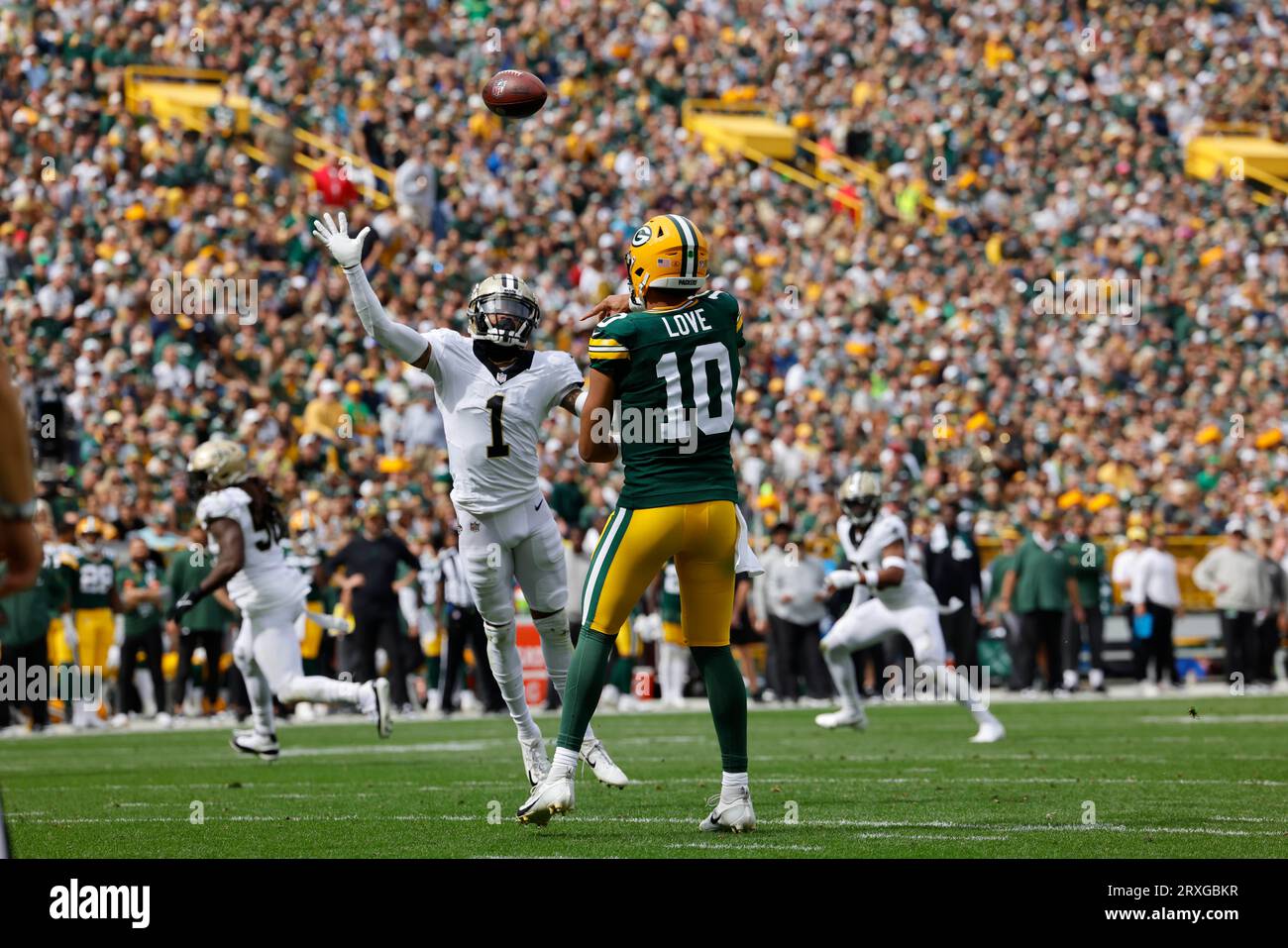New Orleans Saints cornerback Alontae Taylor (1) defends during a NFL ...