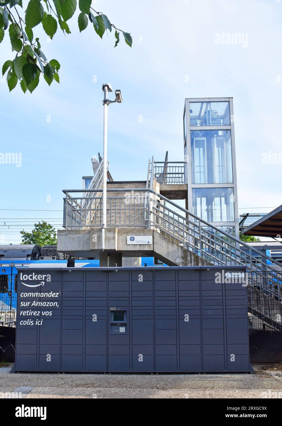 Footbridge now enhanced by glazed lifts hi-res stock photography and ...