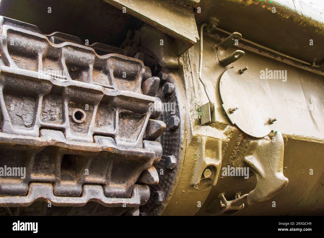 Close up shot of the continuous track of the tank Stock Photo - Alamy