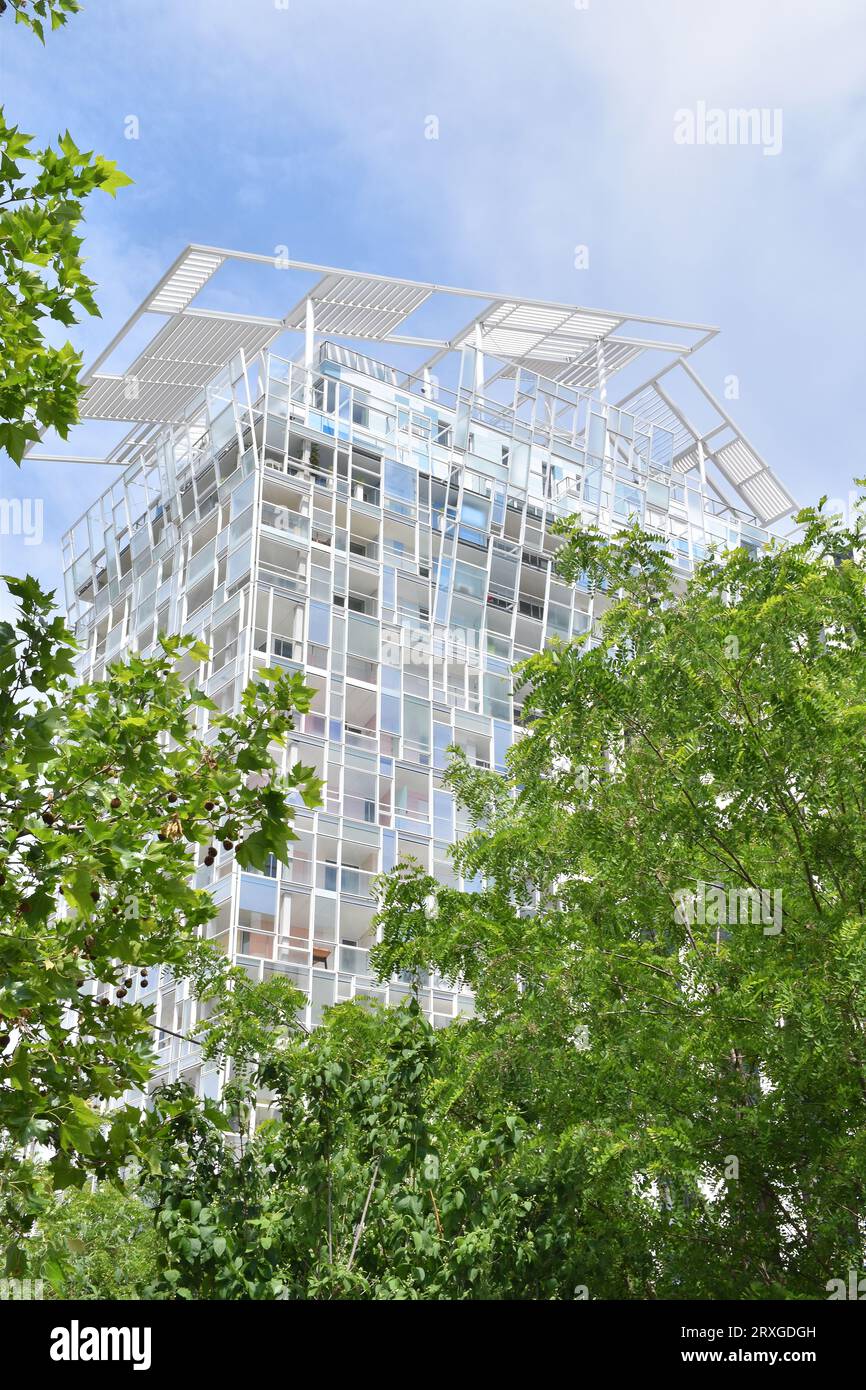 L'Ycon, a striking apartment building in fashionable La Confluence ...