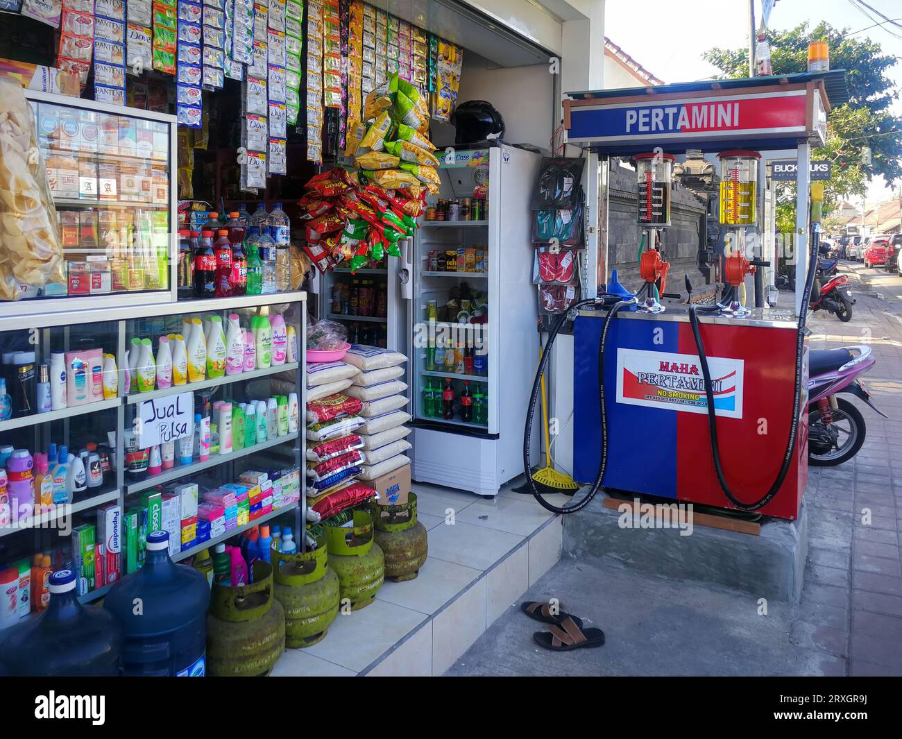 Needs convenience store hi-res stock photography and images - Alamy