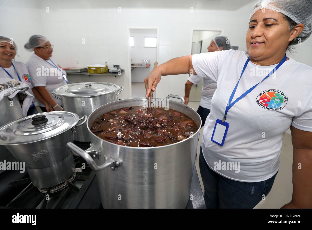 Children eating school lunch brazil hi-res stock photography and images ...
