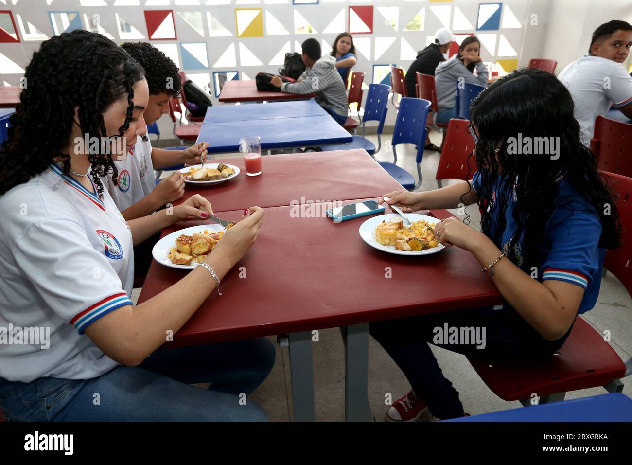 Students eating lunch in classroom hi-res stock photography and images ...