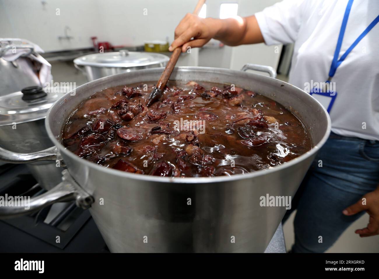 Children eating school lunch brazil hi-res stock photography and images ...