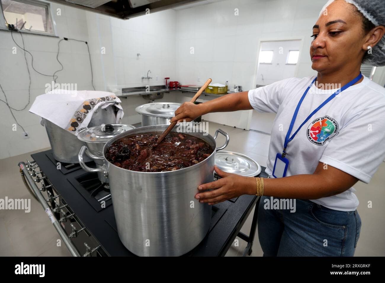 Children eating school lunch brazil hi-res stock photography and images ...