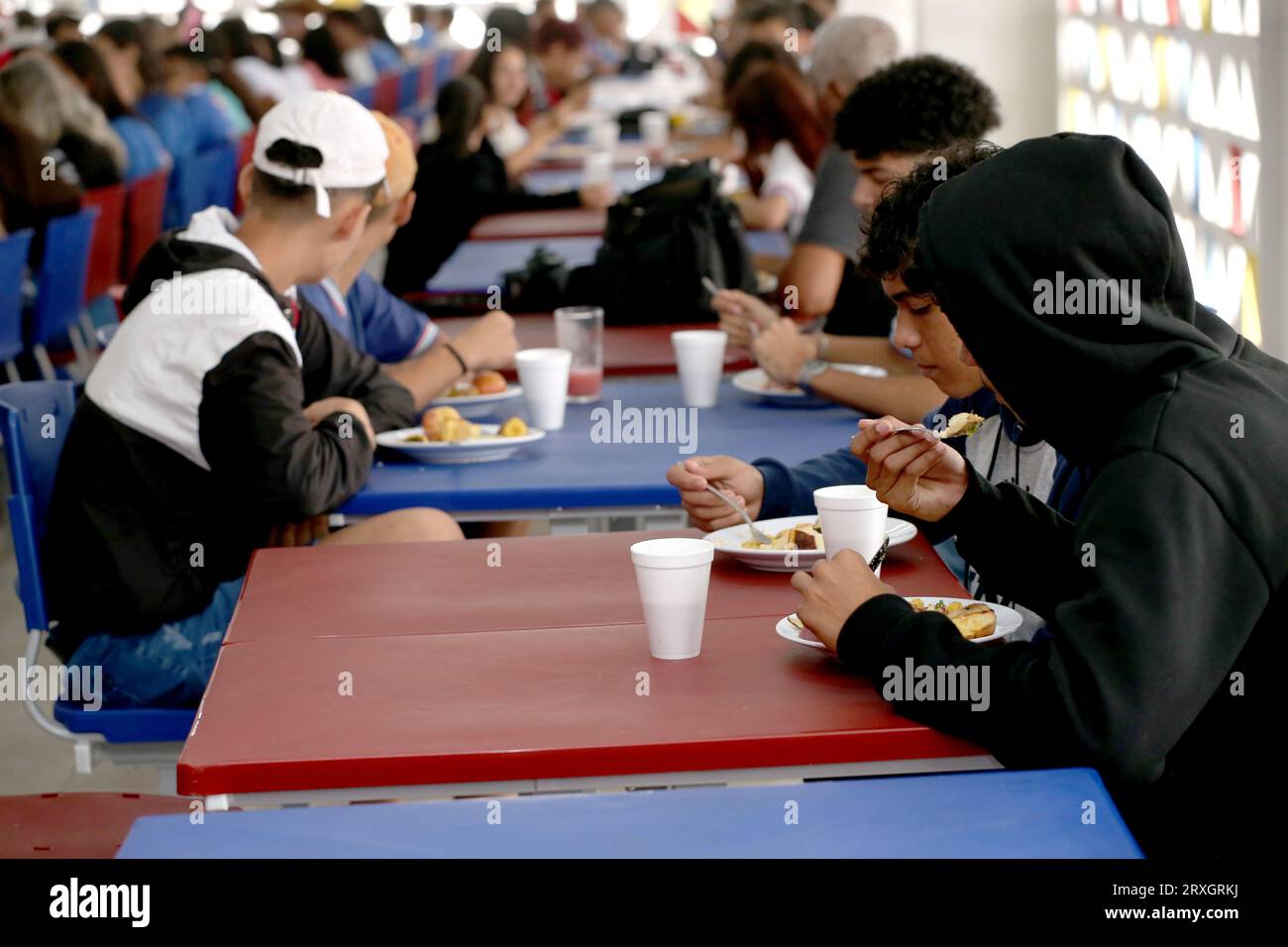 Students eating lunch in classroom hi-res stock photography and images ...