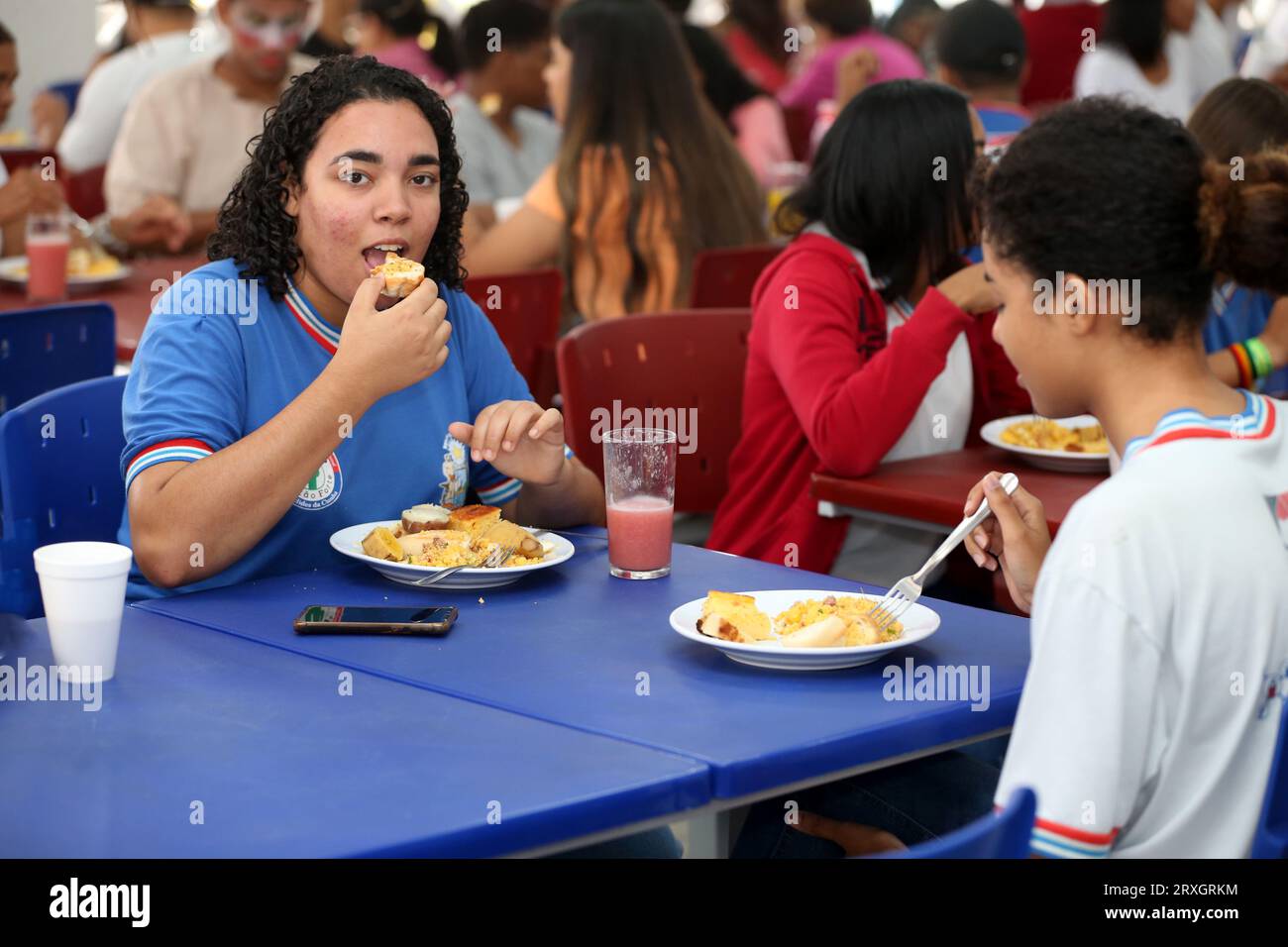 Students eating lunch in classroom hi-res stock photography and images ...