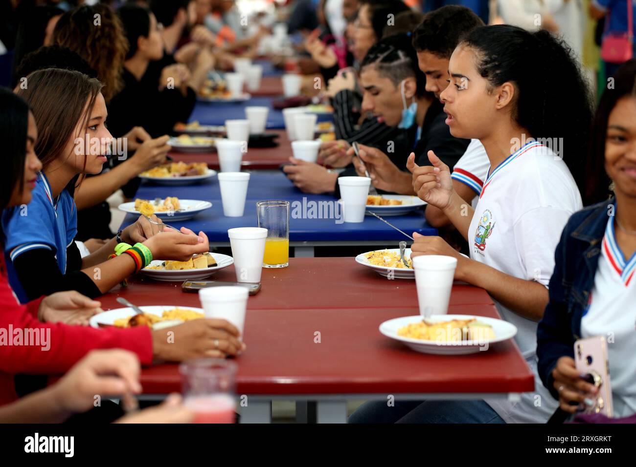 Students eating lunch in classroom hi-res stock photography and images ...