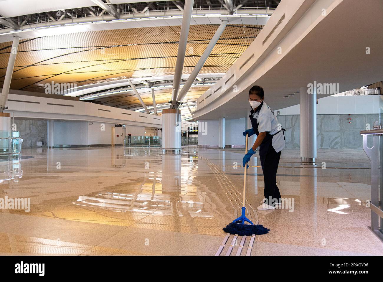 Cleaning airports hi-res stock photography and images - Alamy