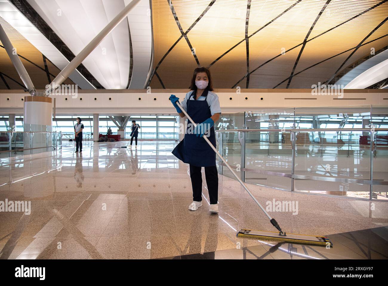 Cleaning airports hi-res stock photography and images - Alamy