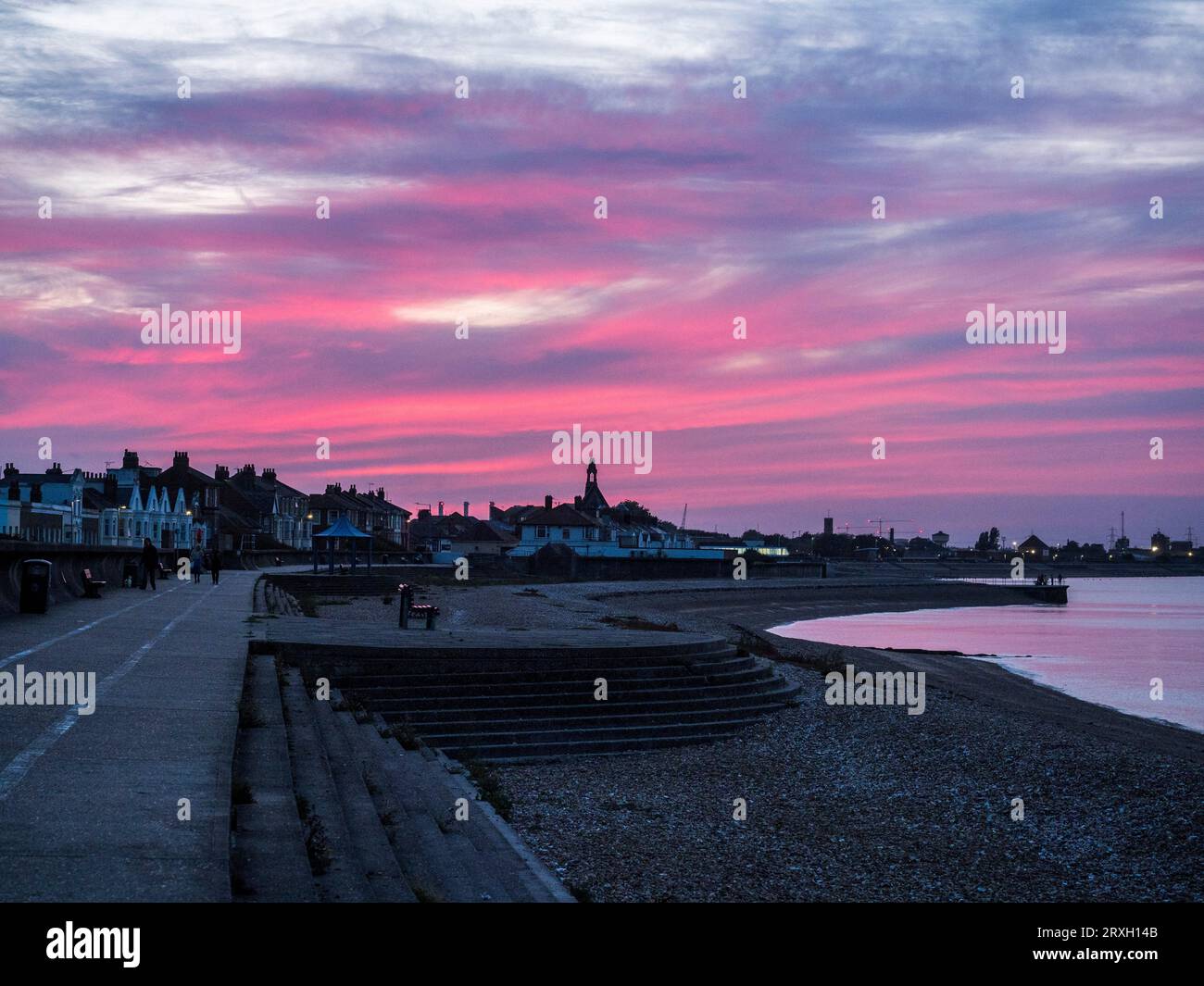 Sheerness, Kent, UK. 25th Sep, 2023. UK Weather: stunning sunset in ...