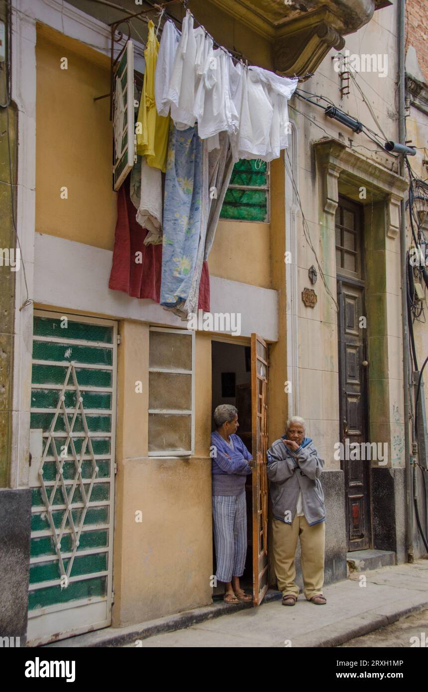 Laundry drying in Cuba Stock Photo - Alamy