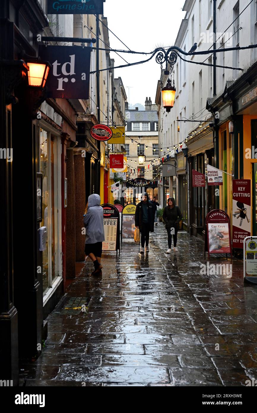 Bath, small lane (Union Passage) in the rain Stock Photo - Alamy