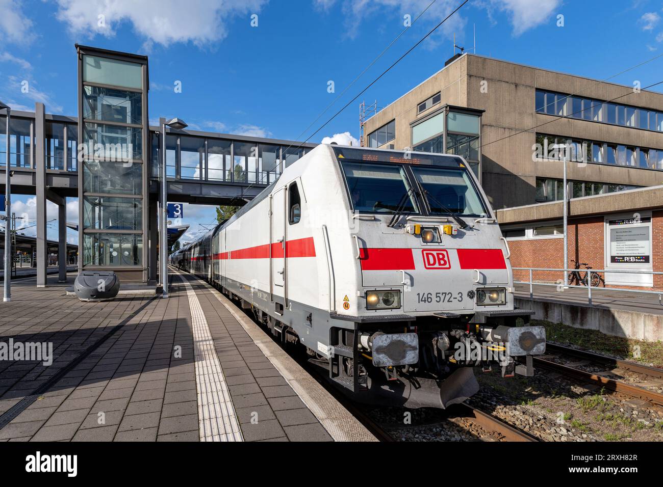 DB Intercity 2 train hauled by Bombardier TRAXX AC2 locomotive at Emden ...
