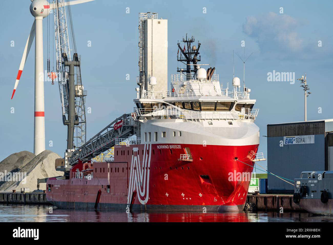 Mooring operation hi-res stock photography and images - Alamy