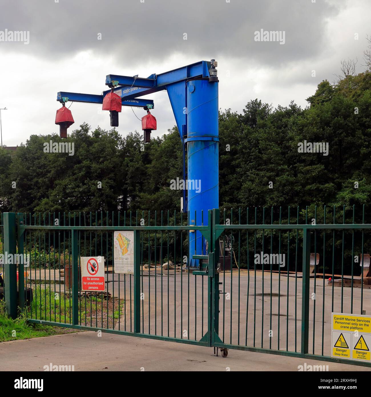 Boatyard crane hi-res stock photography and images - Alamy