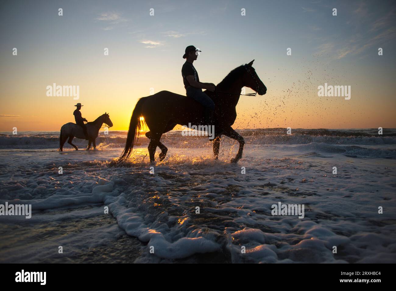 Two cowboys riding horses hi-res stock photography and images - Alamy