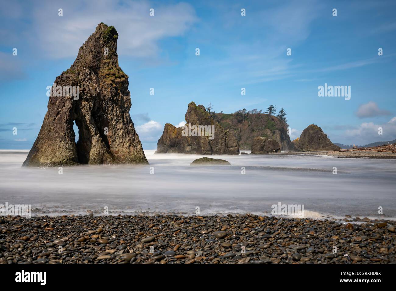 Scenic rocky Pacific coast at Ruby Beach in Olympic National Park ...