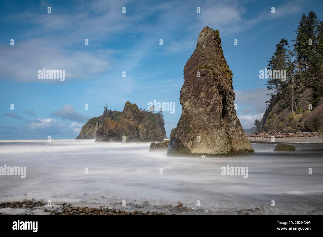 Scenic rocky Pacific coast at Ruby Beach in Olympic National Park ...