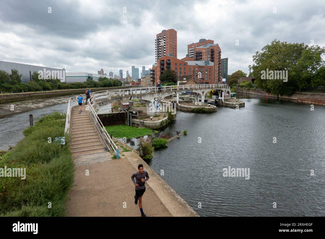 Leaside path Bow Locks Stock Photo - Alamy