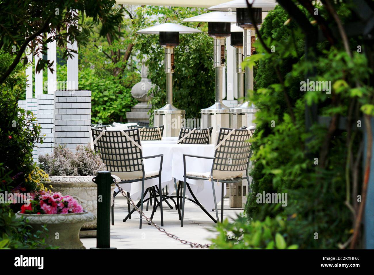 Quiet restaurant in the city surrounded by greenery Stock Photo - Alamy
