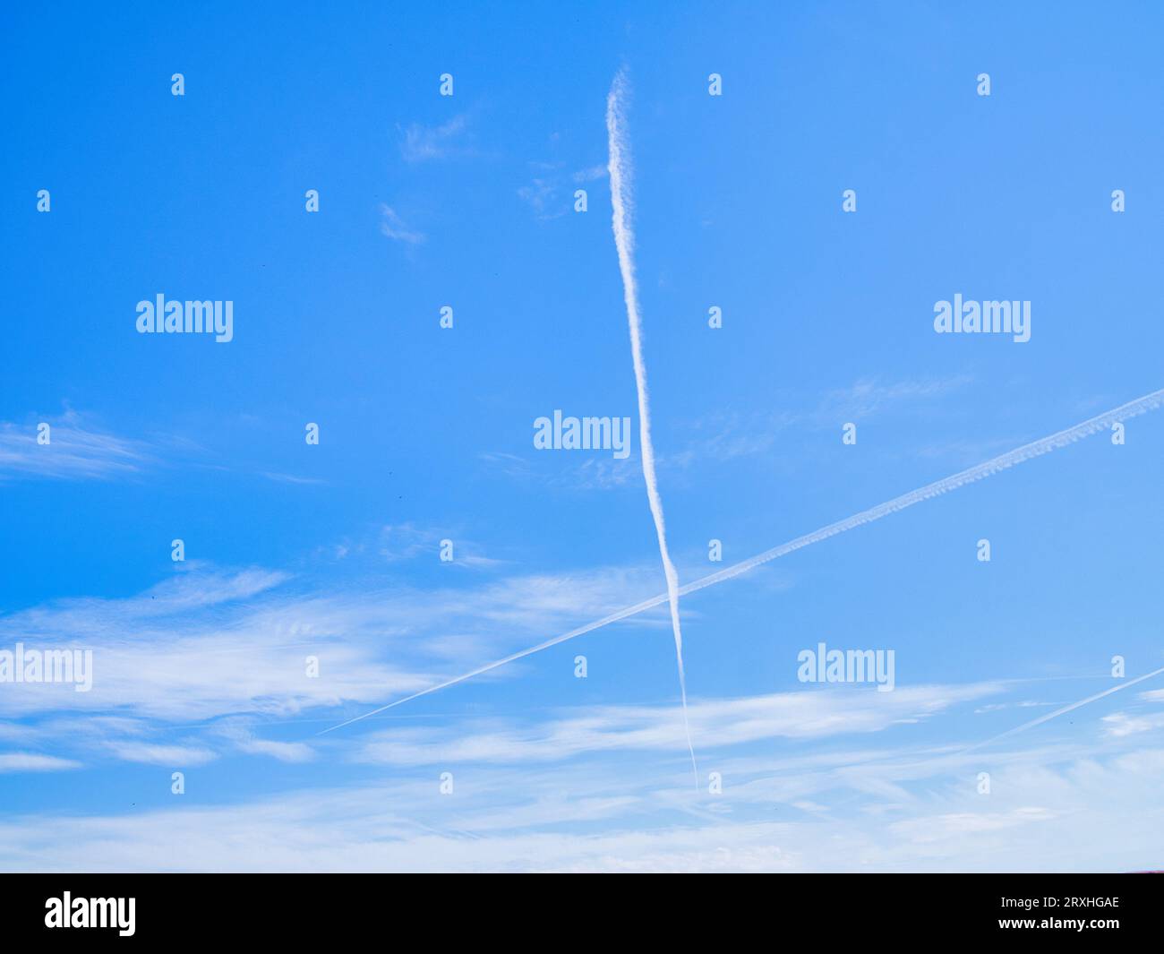 Streaky white clouds in blue summer sky Stock Photo - Alamy