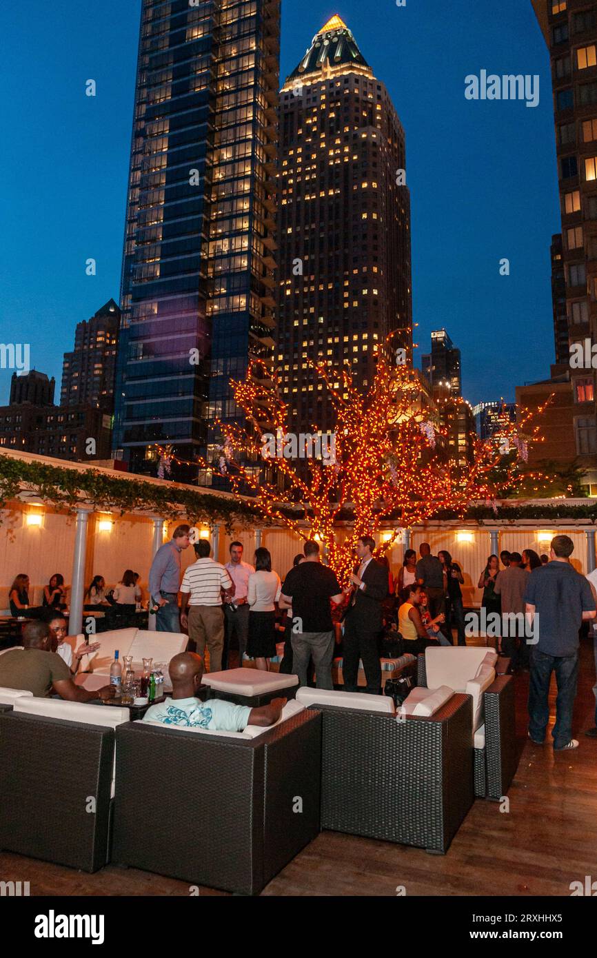 Summer party at a Rooftop bar in Midtown Manhttan Stock Photo - Alamy